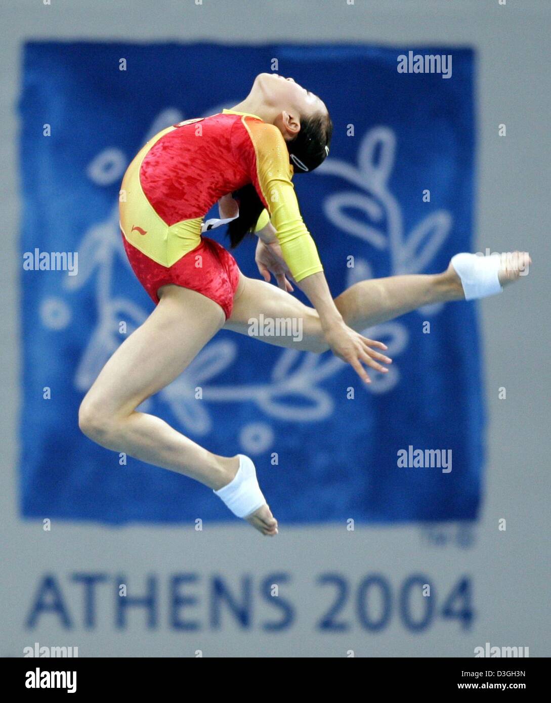 (dpa) - Cinese gymnast Ya Li performs during the Women's Olympic Beam ...