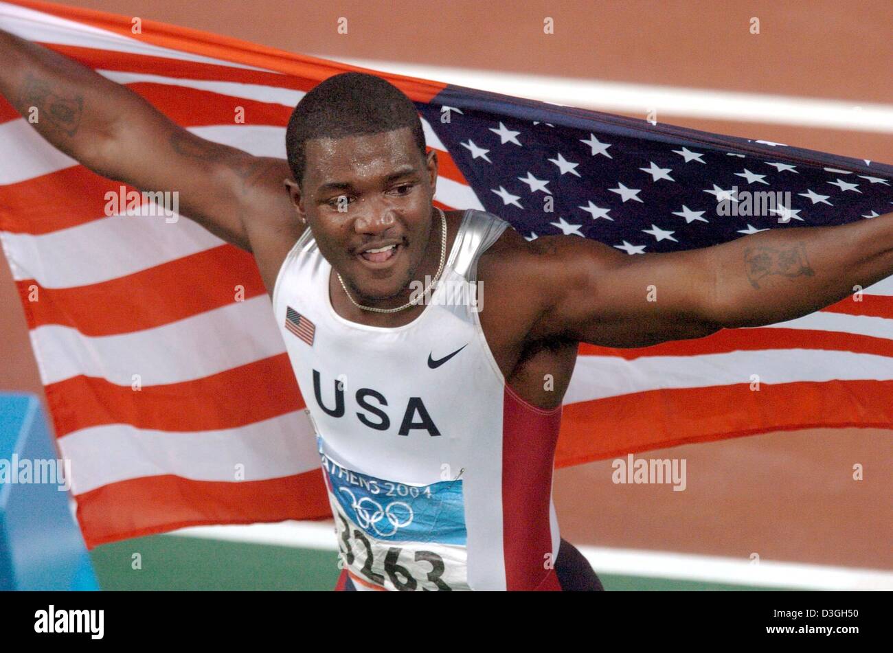 (dpa) - US sprinter Justin Gatlin celebrates with the US flag after ...