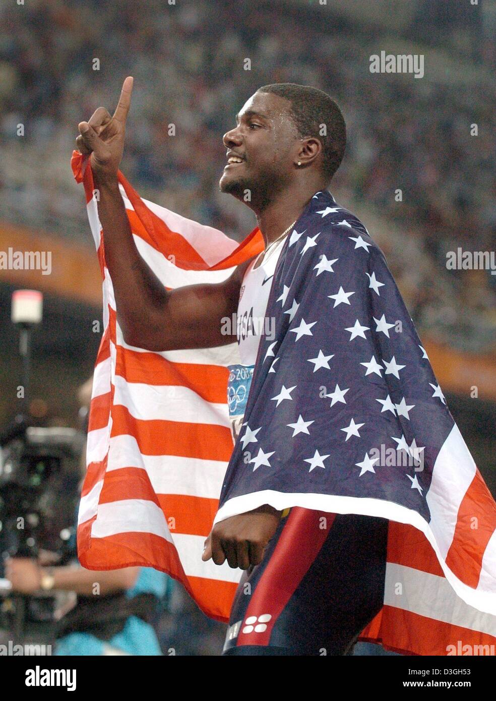 (dpa) - US sprinter Justin Gatlin celebrates with the US flag after ...