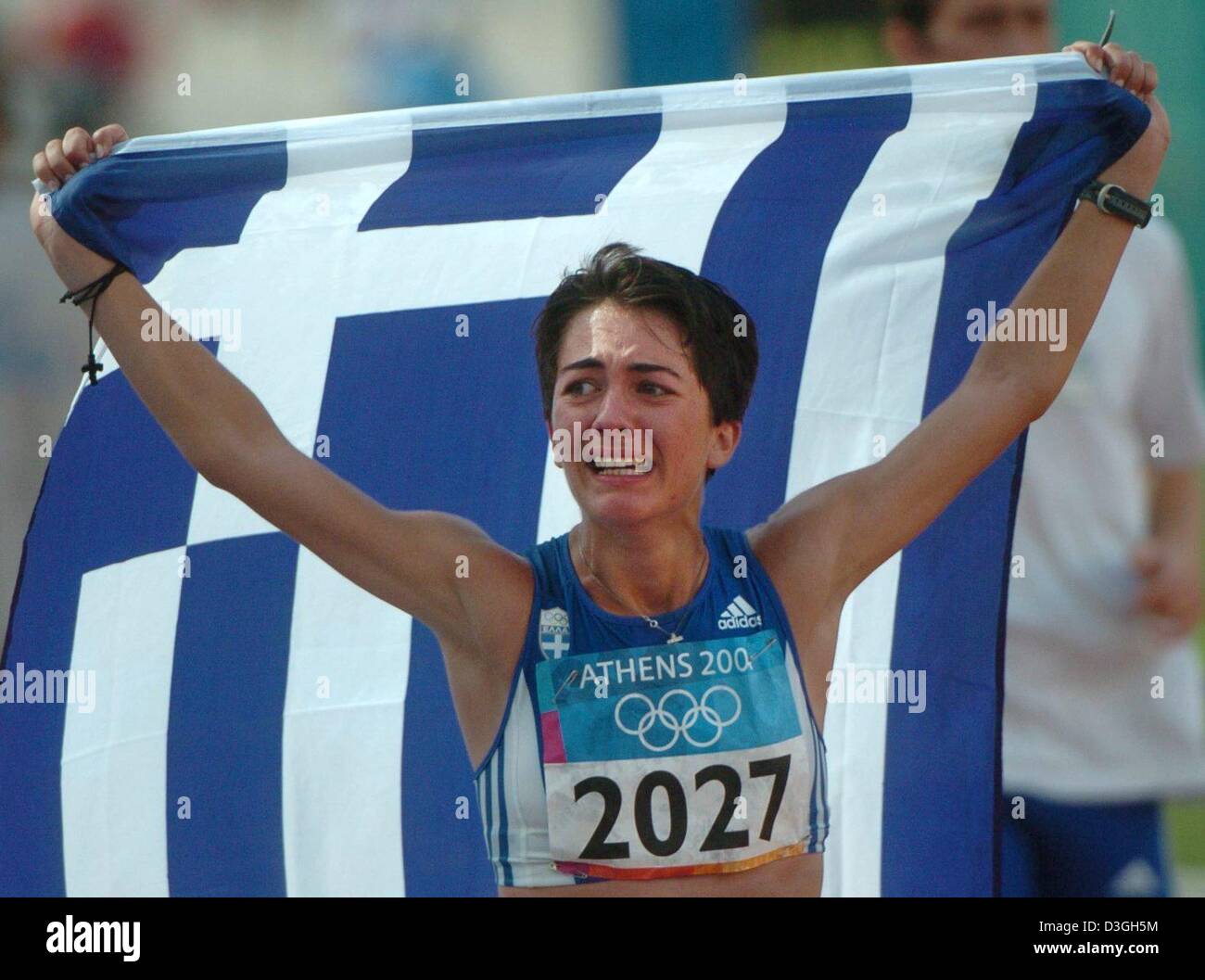 (dpa) - Greek athlete Athanasia Tzoumeleka shows the greek flag on her ...