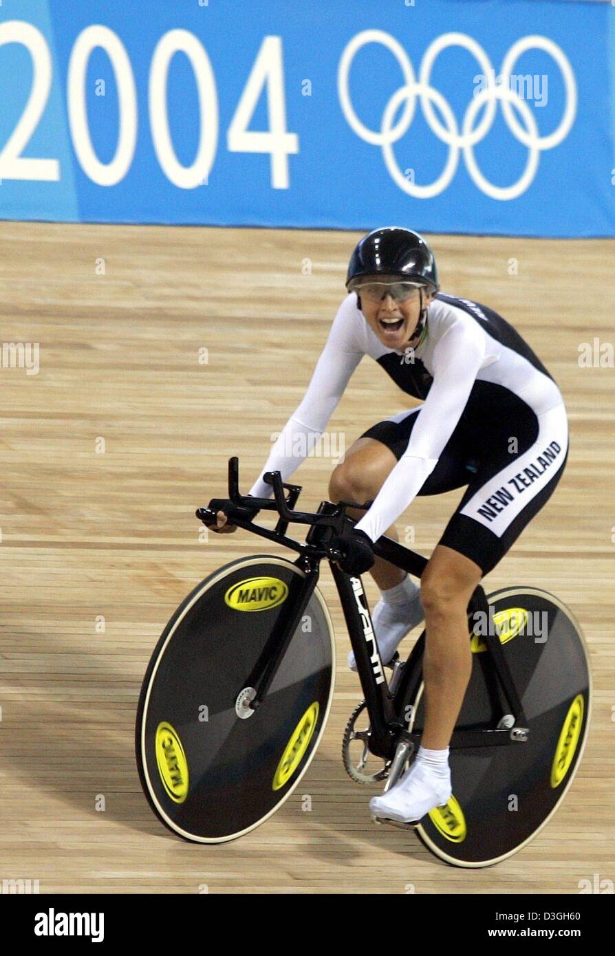 (dpa) - Sarah Ulmer of New Zealand reacts after winning the women's ...