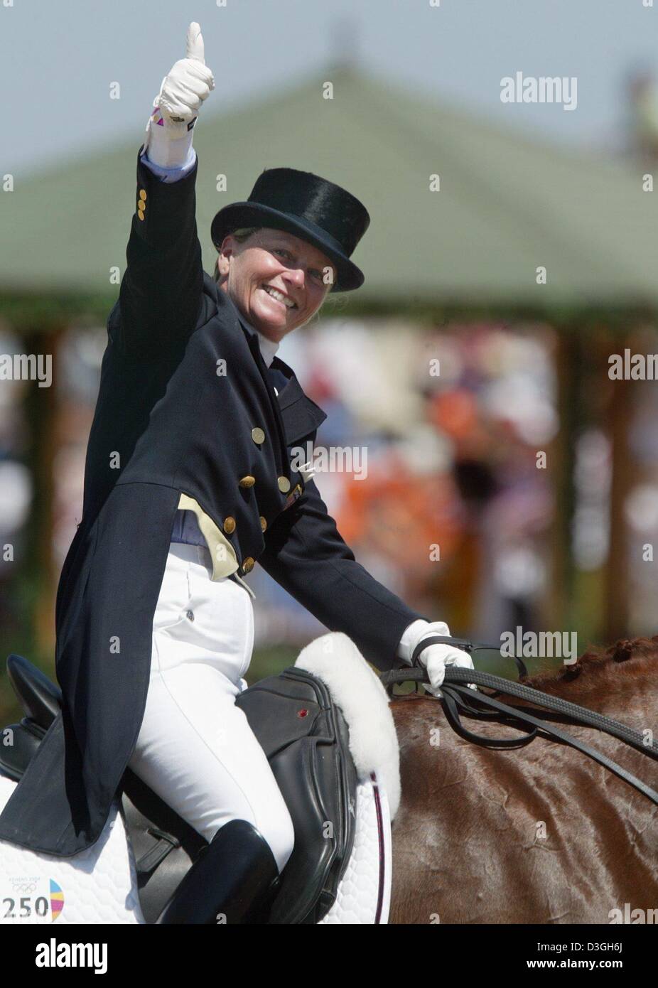 (dpa) - Deborah McDonald from the USA on her mount Brentina gives the ...