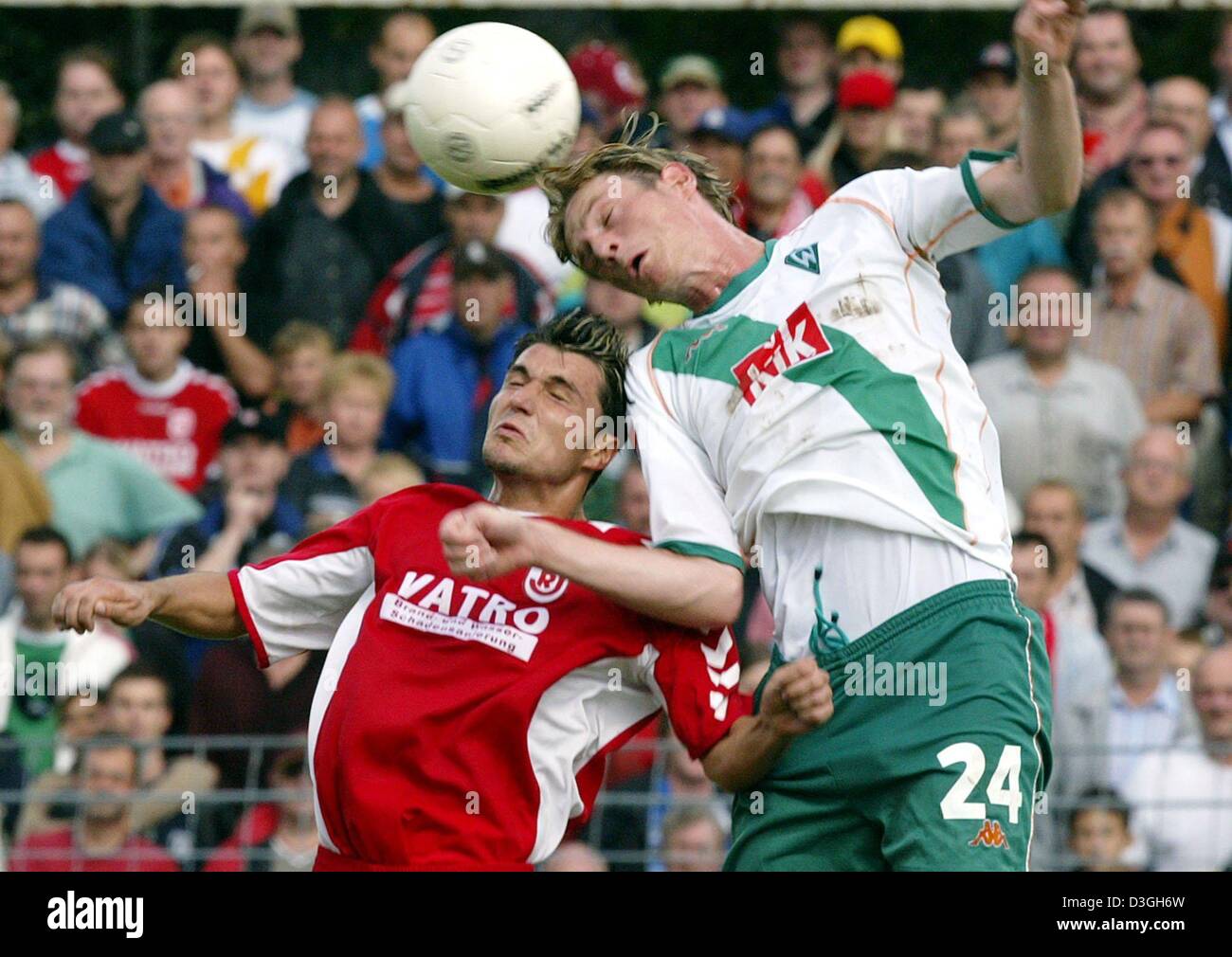 (dpa) - Regensburg's Serkan Aslan (L) in a heading duel with Bremen's ...