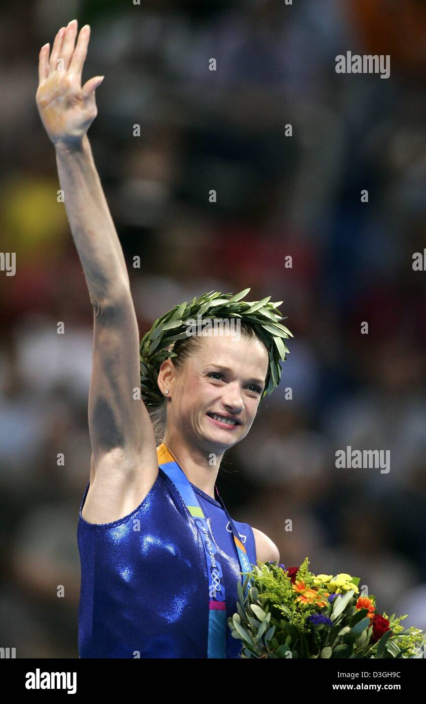 (dpa) - Russian gymnast Svetlana Khorkina smiles and waves to the ...