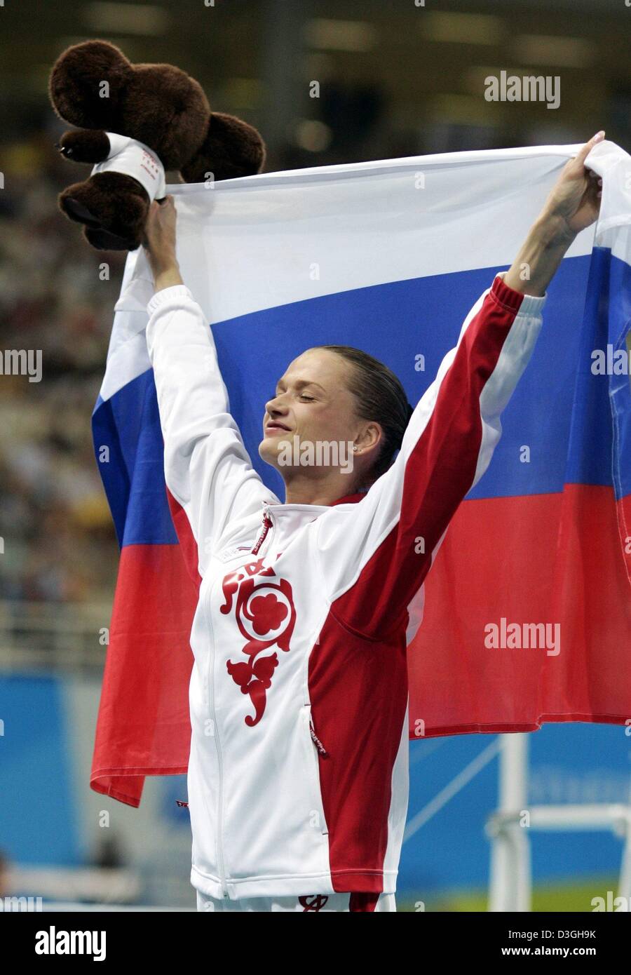 (dpa) - Russian gymnast Svetlana Khorkina poses with the Russian flag ...