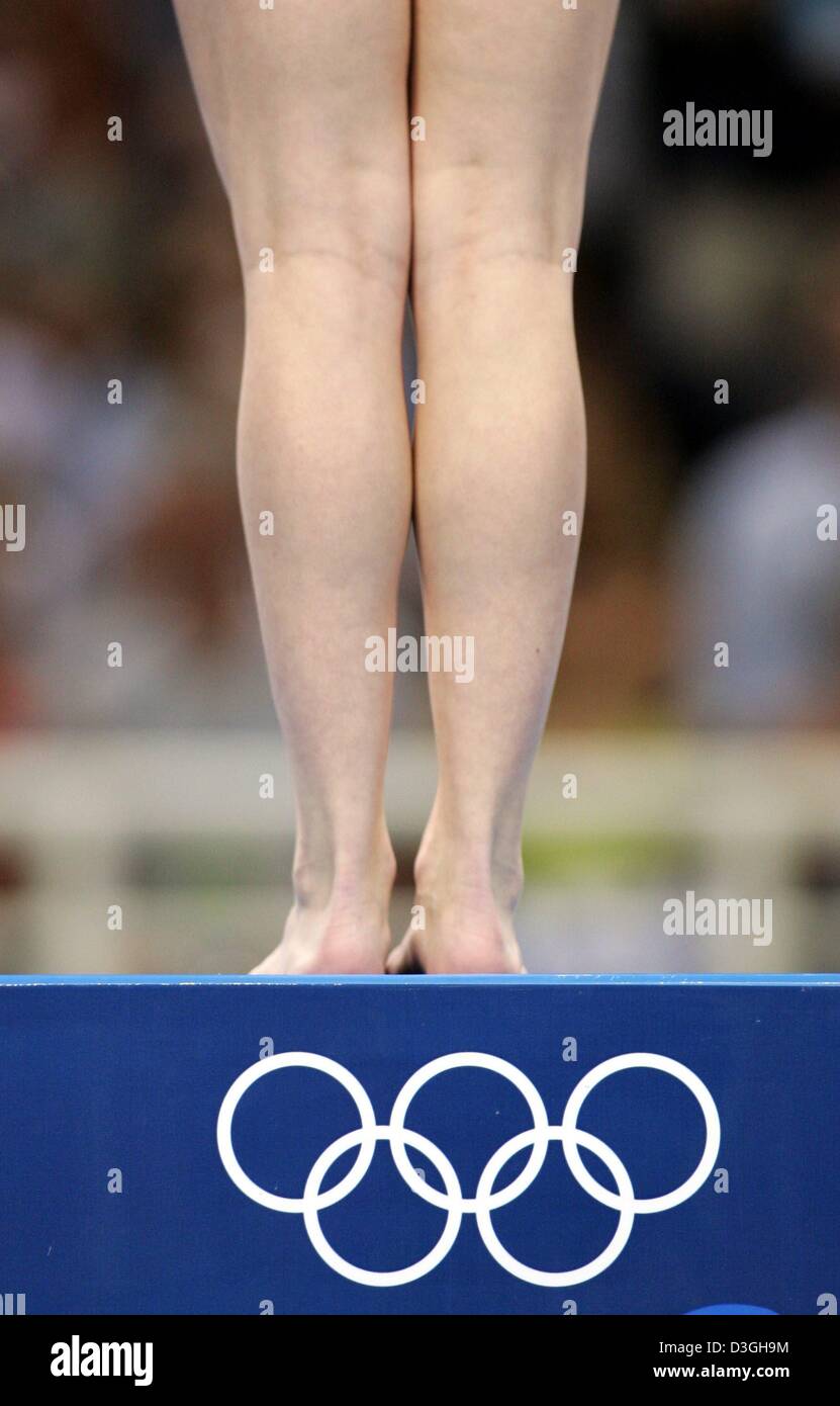 (dpa) - The legs of US gymnast Carly Patterson standing on the podium ...