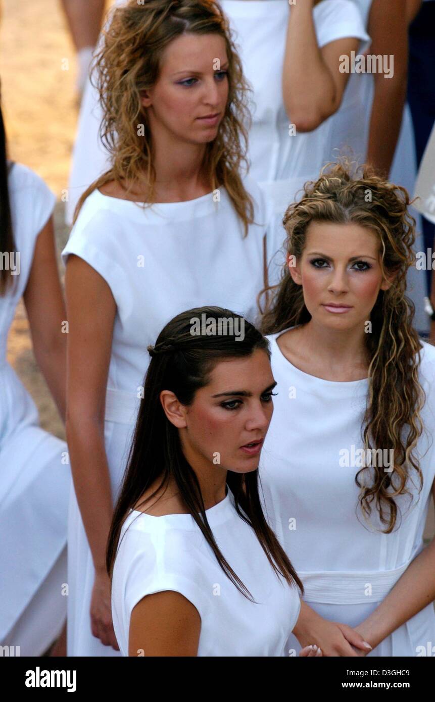 (dpa) - Greek women dressed in historic costumes stand together after ...
