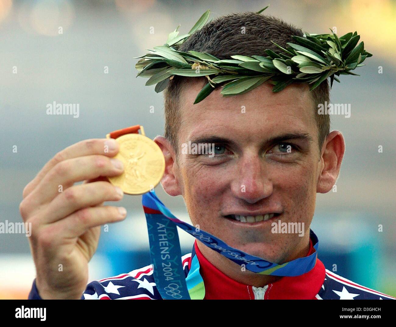(dpa) - US cyclist Tyler Hamilton shows his gold medal at the medal ...