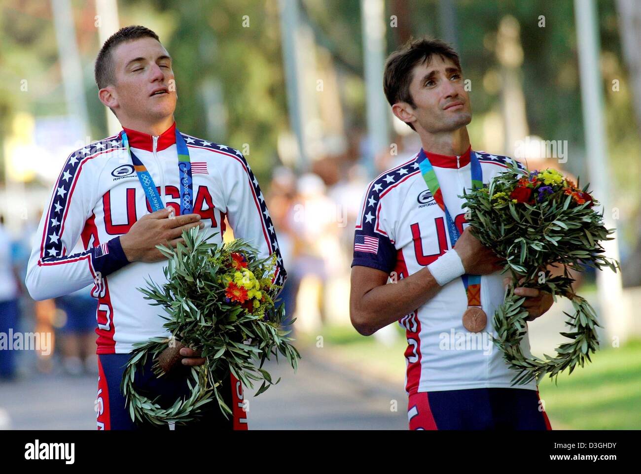 (dpa) - (from L:) Tyler Hamilton of the USA and his teammate Bobby Julich hold their hands to ...
