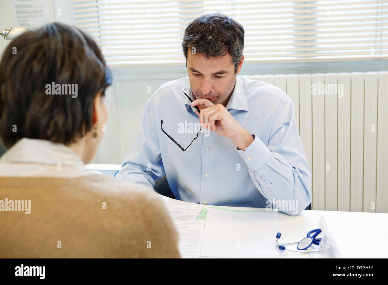 WOMAN IN CONSULTATION, DIALOGUE Stock Photo - Alamy