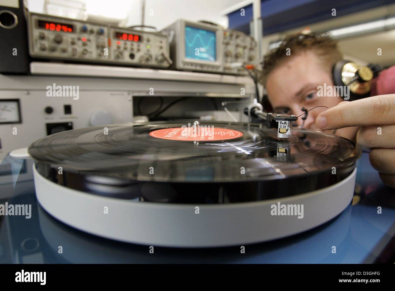 (dpa) - A technician of the German hi-fi producer A andT checks the ...