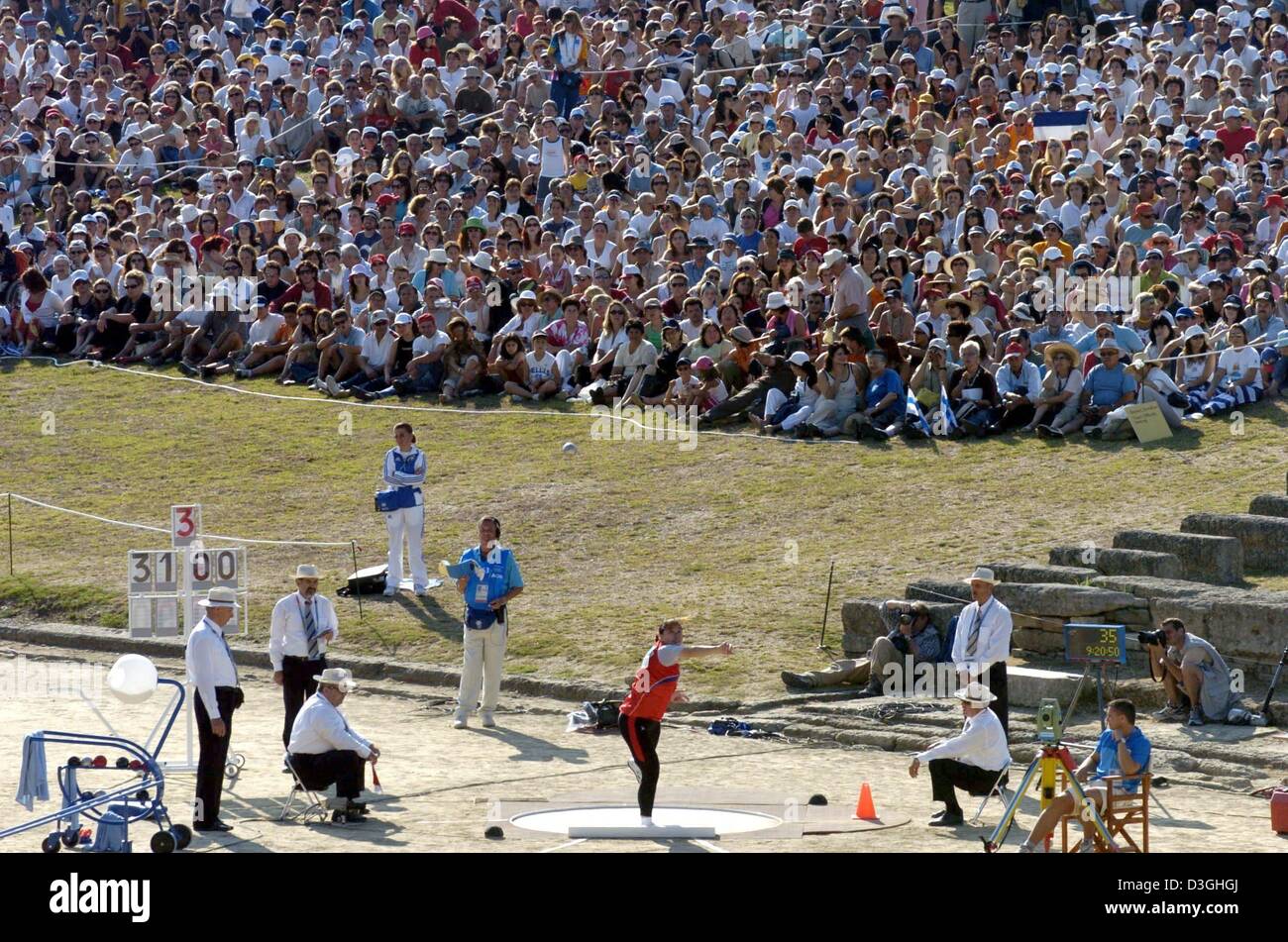 (dpa) - Crowds of spectators attend the women's shot put finals of the ...