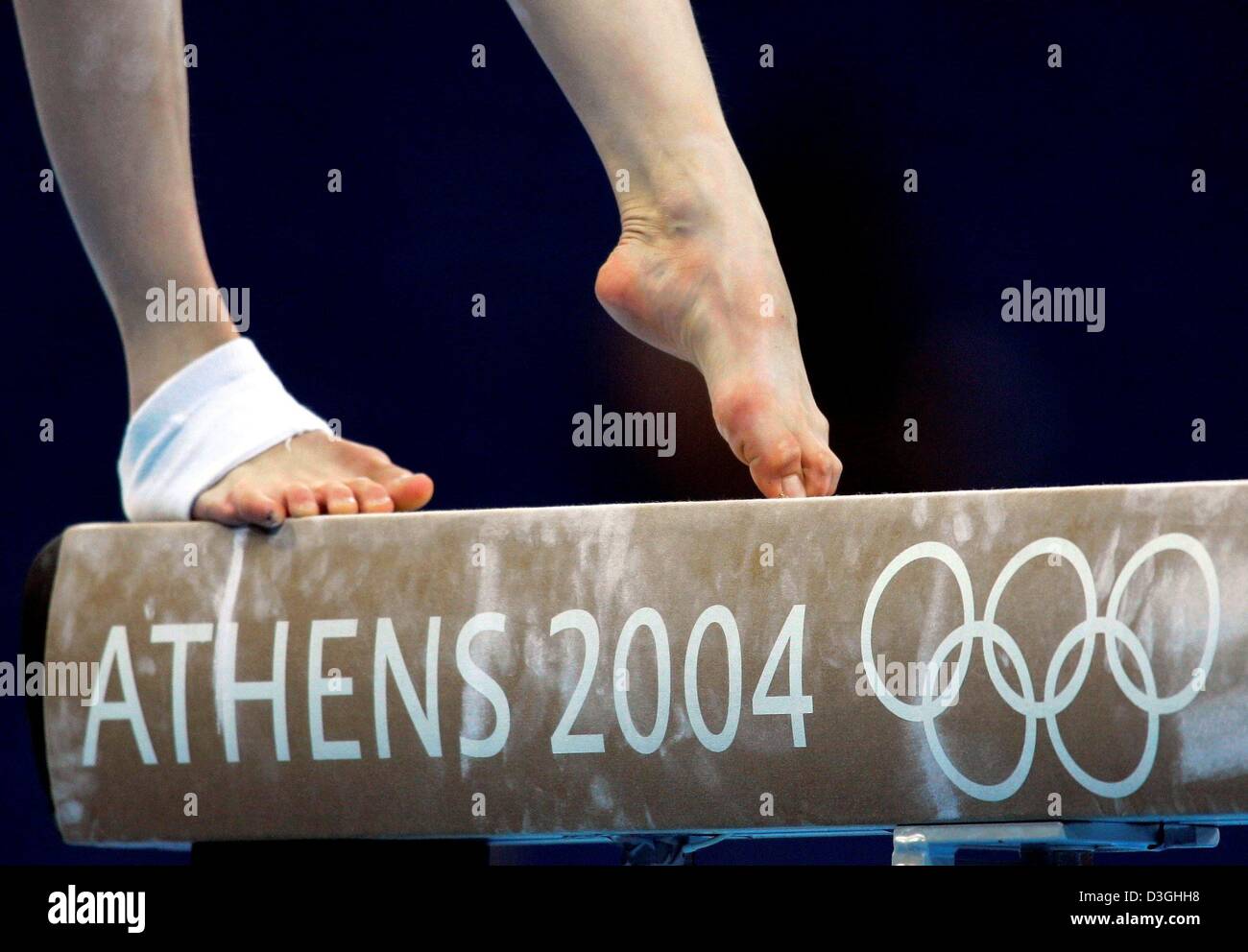 (dpa) - The foot of a gymnast steps onto the balance beam during the ...