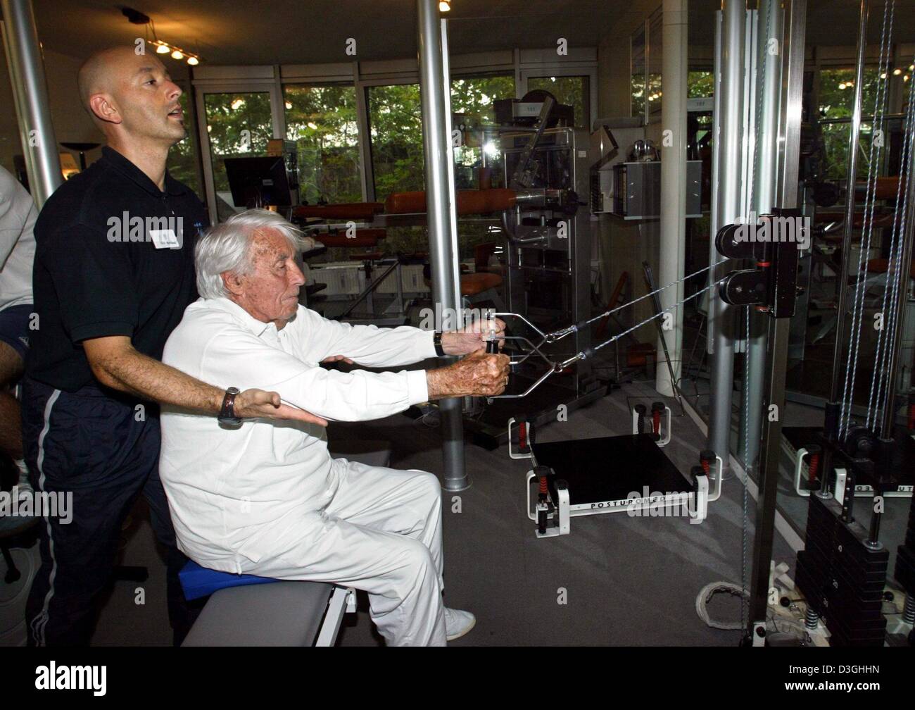 (dpa) - Dutch actor and entertainer Johannes Heester (R) exercises ...