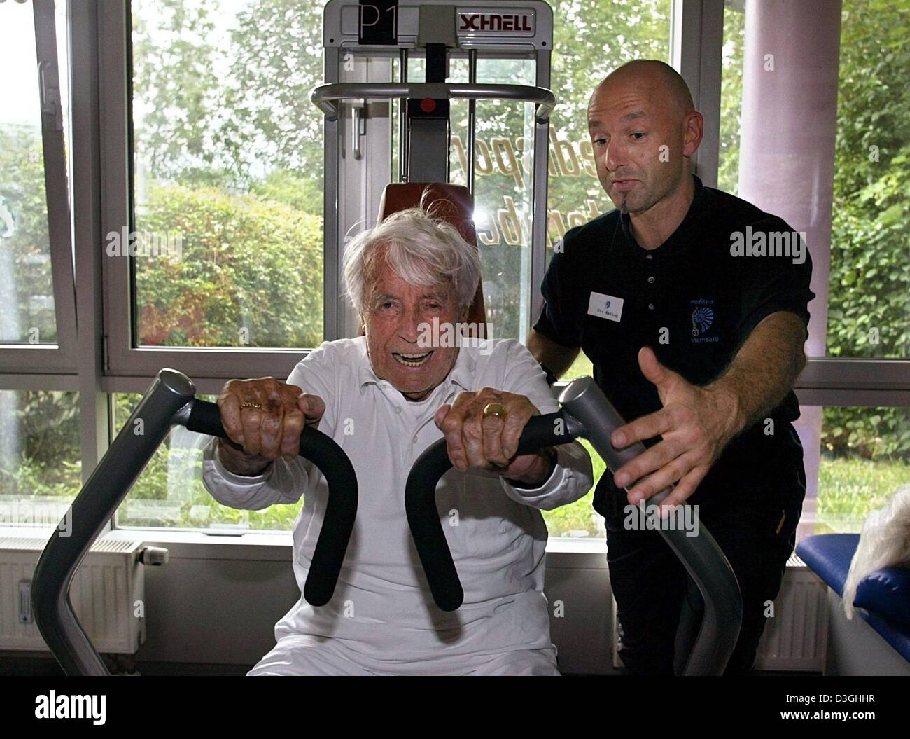(dpa) - Dutch actor and entertainer Johannes Heester (L) exercises ...