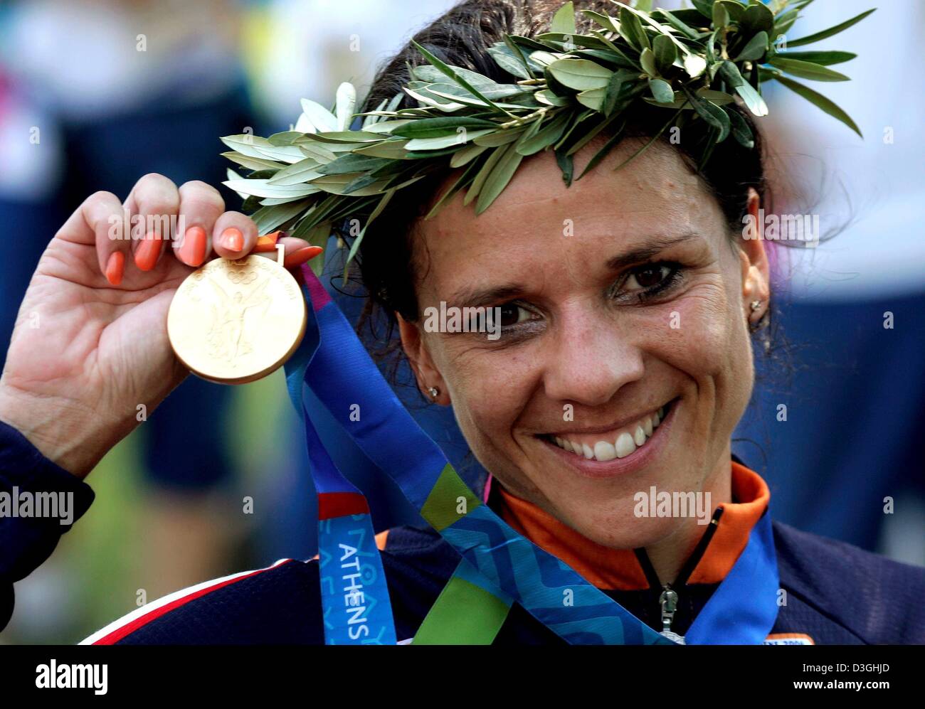 (dpa) - Dutch cyclist Leontien Zijlaard van Moorsel presents her gold ...