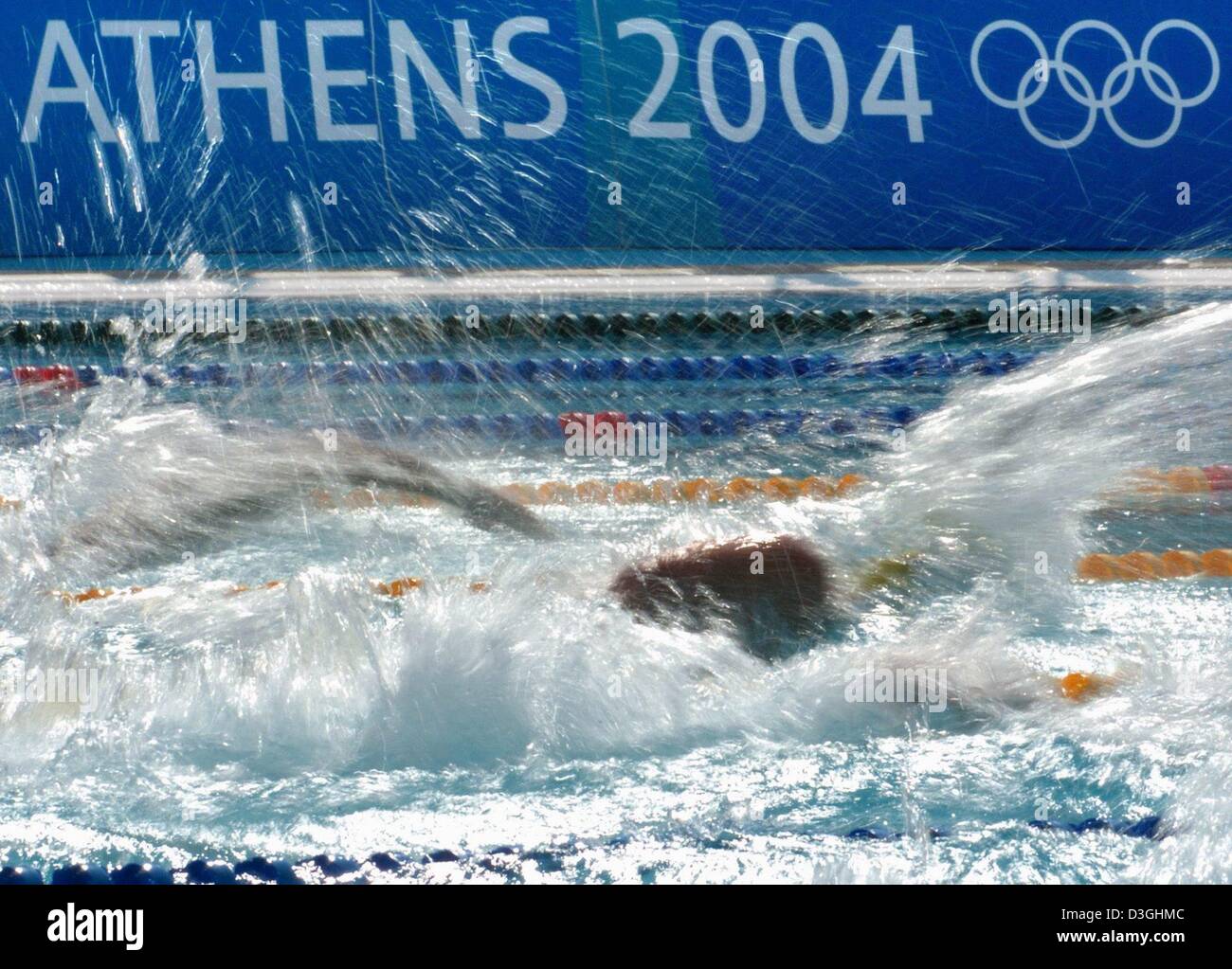 (dpa) - Swimmers do the crawl through the olympic pool during a 100m ...