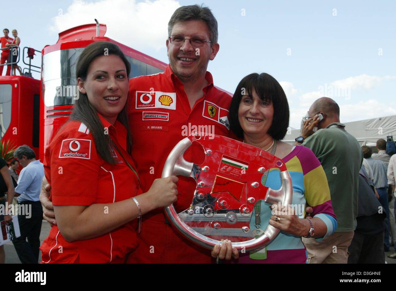 (dpa) - Ferrari's technical director Ross Brawnas (C) he poses with his ...