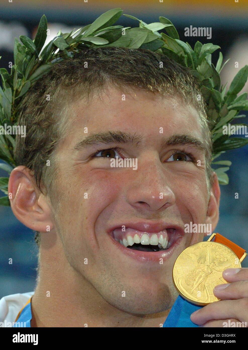 (dpa) - US swimmer Michael Phelps with the gold medal he won in the men ...