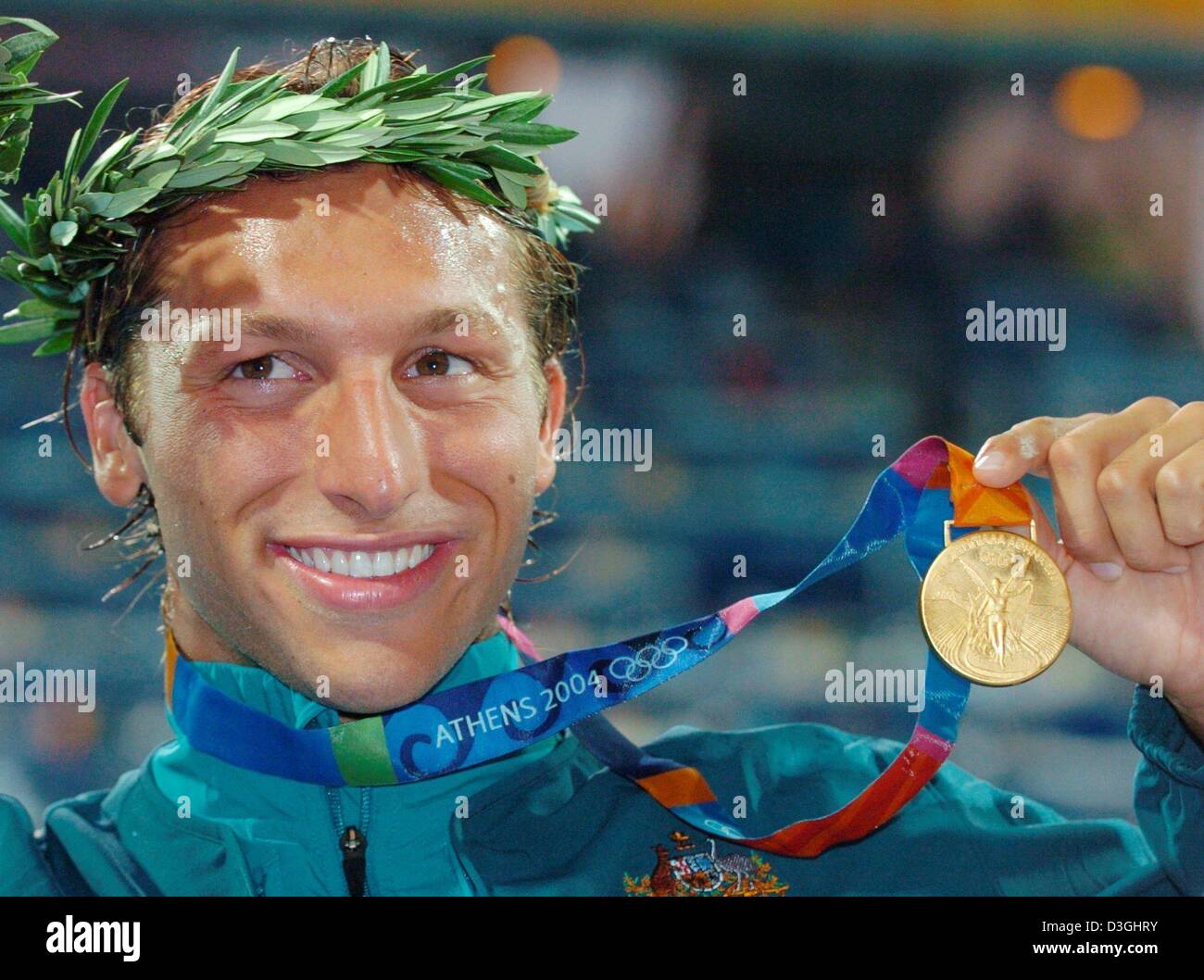 (dpa) - Australian Ian Thorpe shows his gold medal after winning the ...