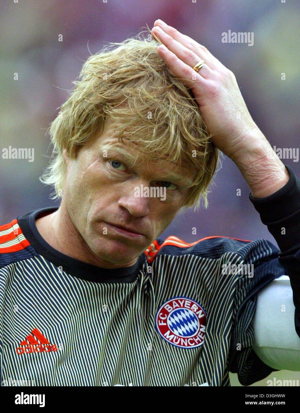 (dpa) Oliver Kahn, goalie of FC Bayern Munich, scratches his head after ...