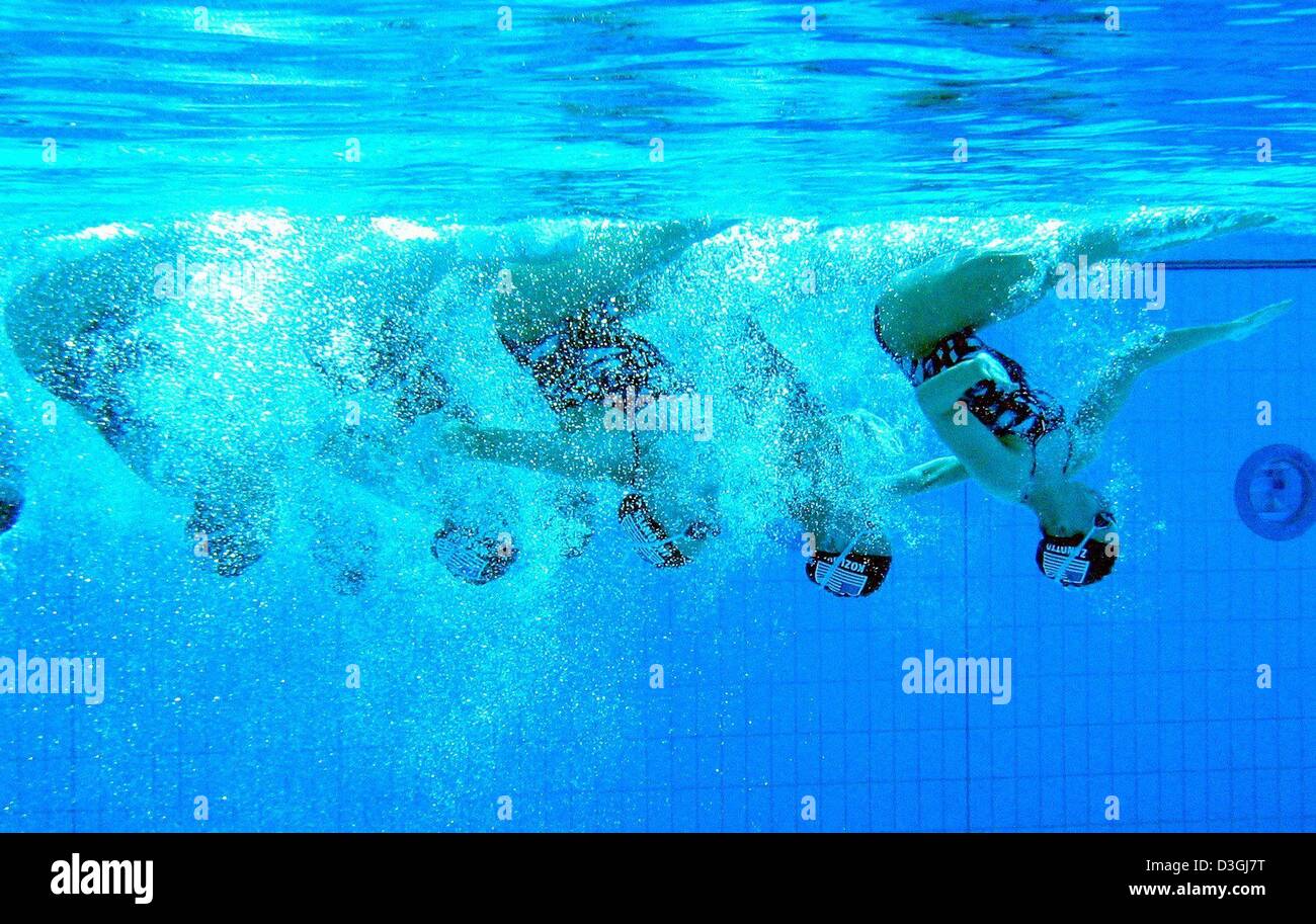 (dpa) - Members of the US Synchronized Swim Team perform during a ...