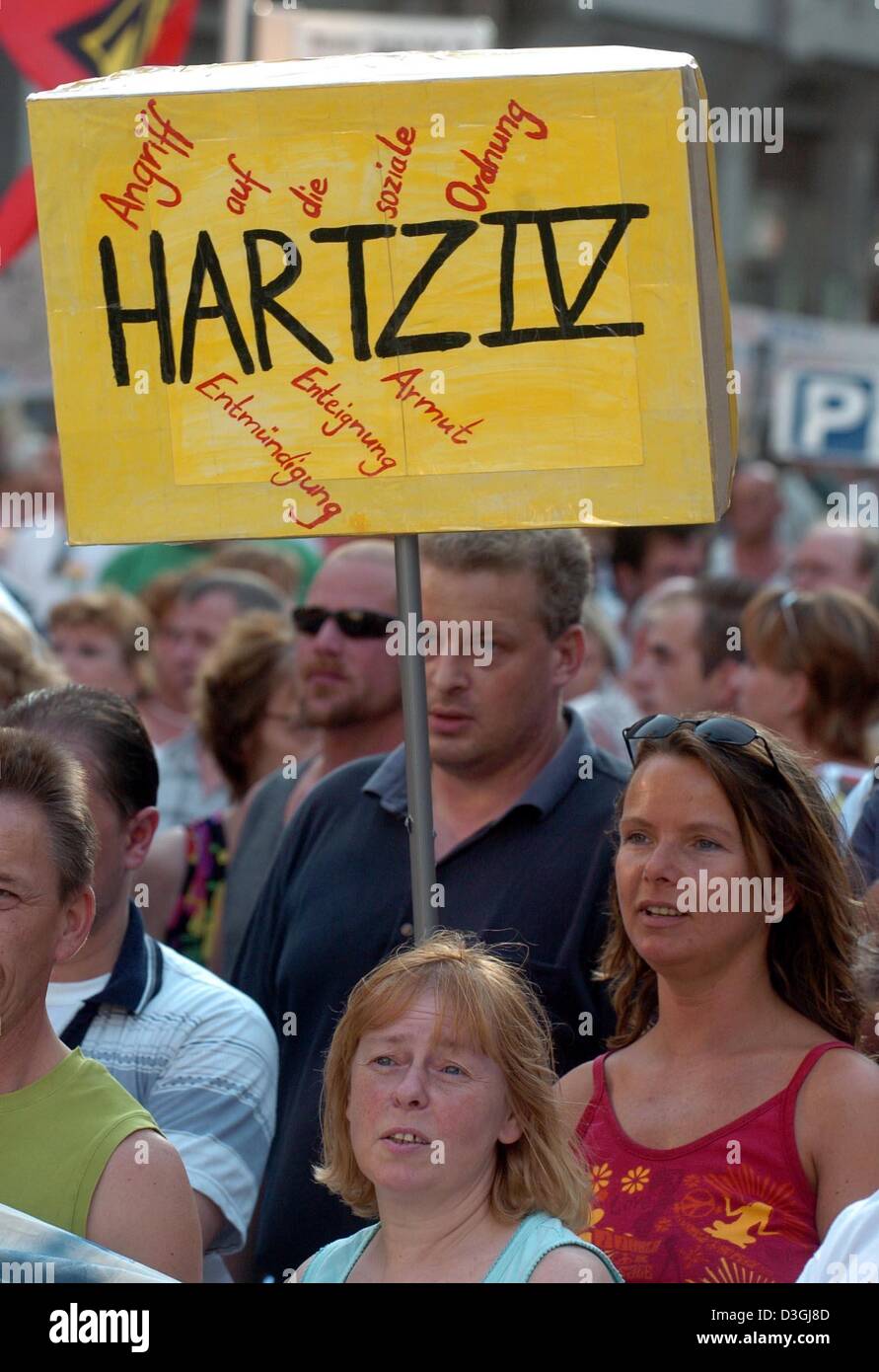 (dpa) - A large group of people has gathered for a ...