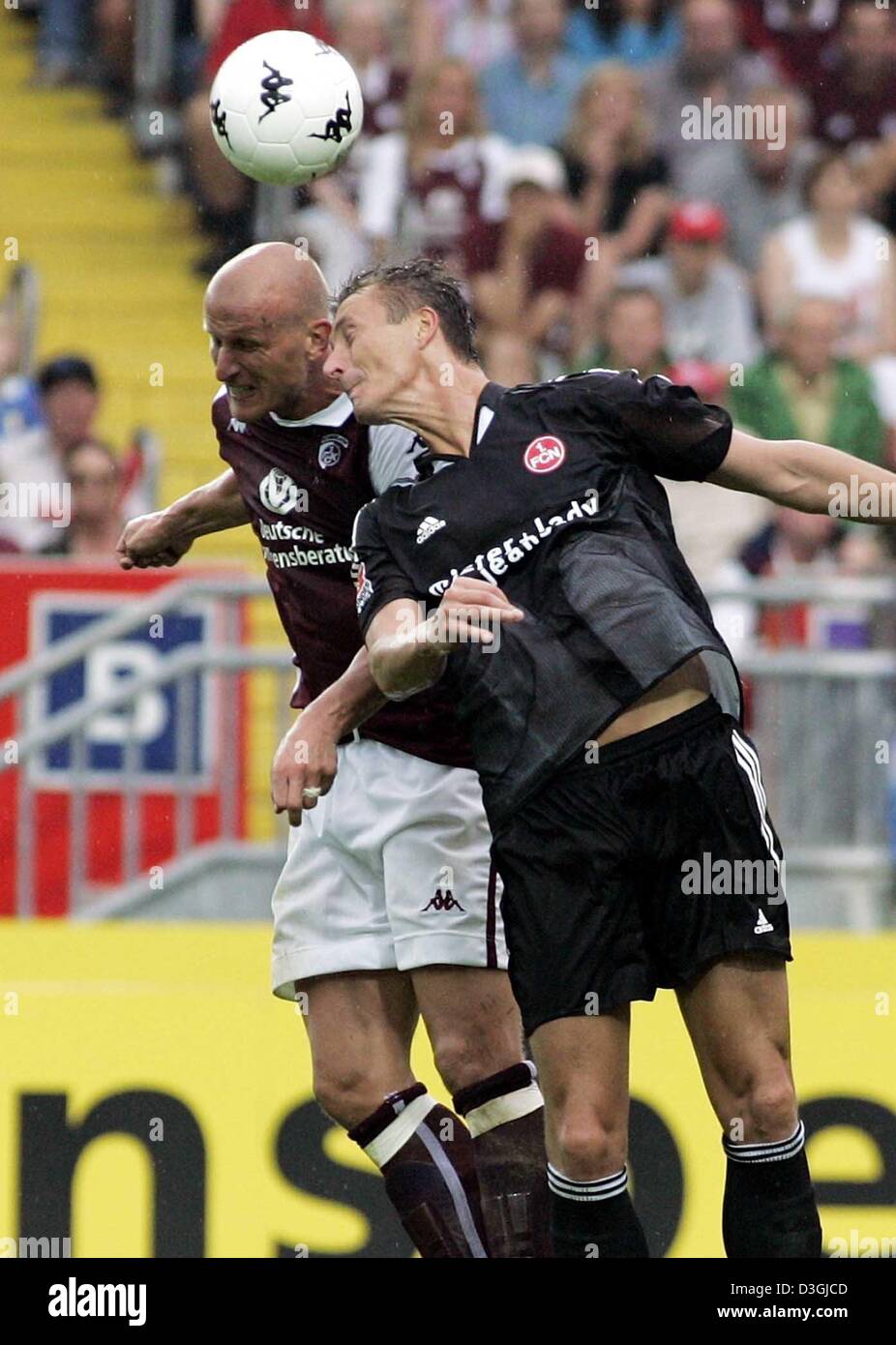 (dpa) The Kaiserslautern forward Carsten Jancker (left) duels with ...