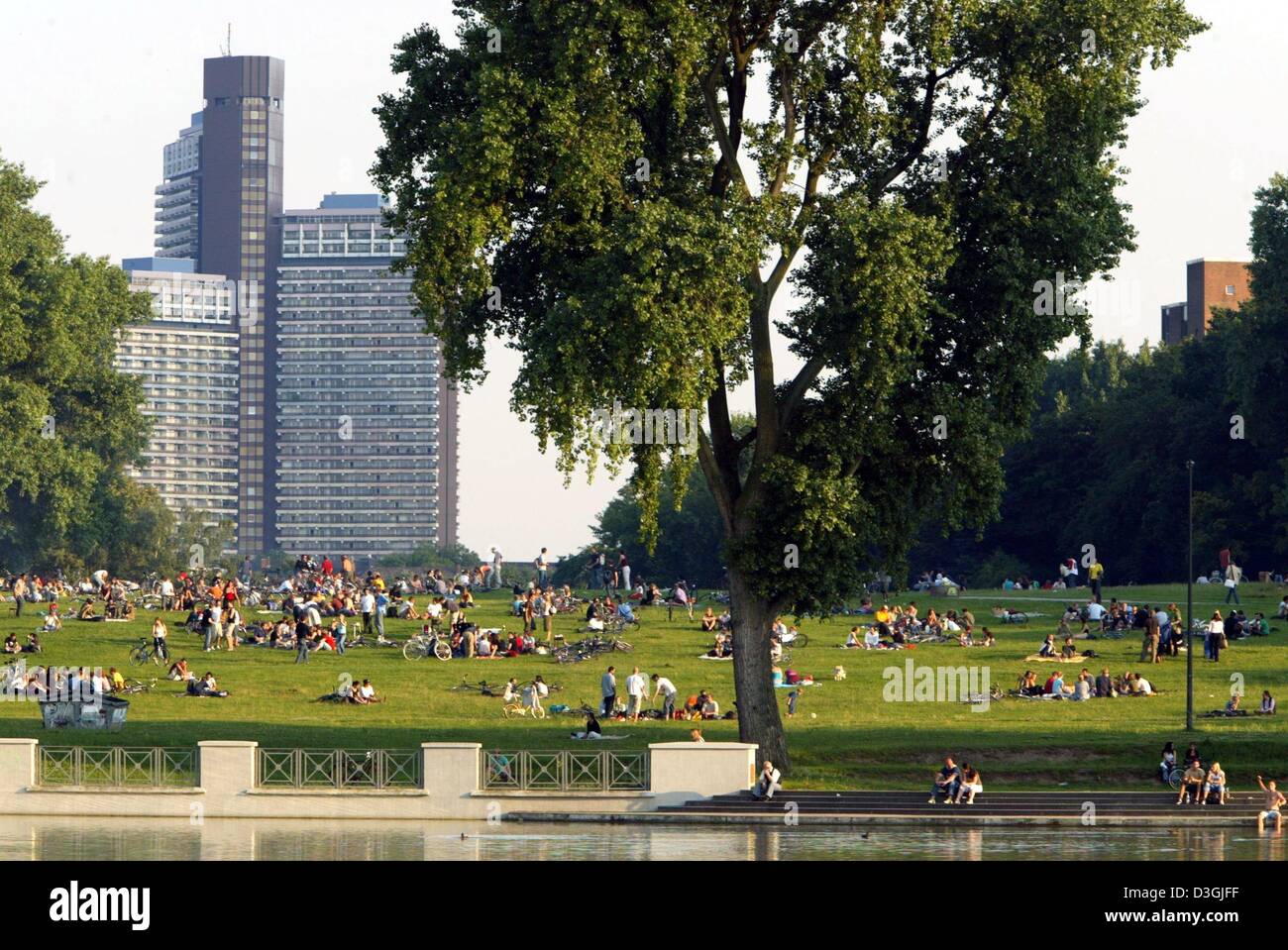 Lifestyle leisure lif leisure summer park people sun trees germany hi ...