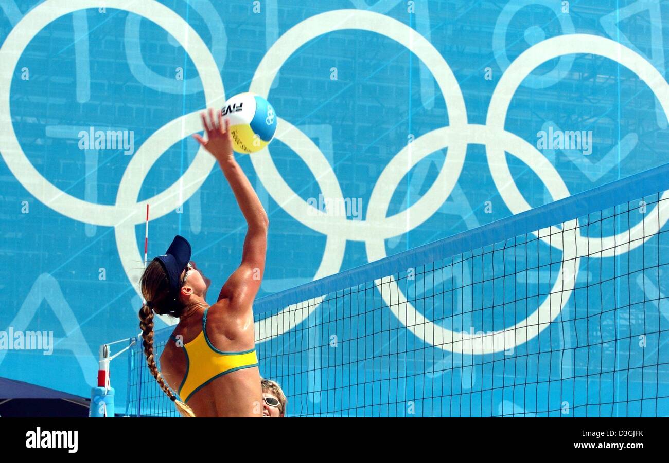 (dpa) - Australian beach volleyballer Natalie Cook smashes a ball in ...
