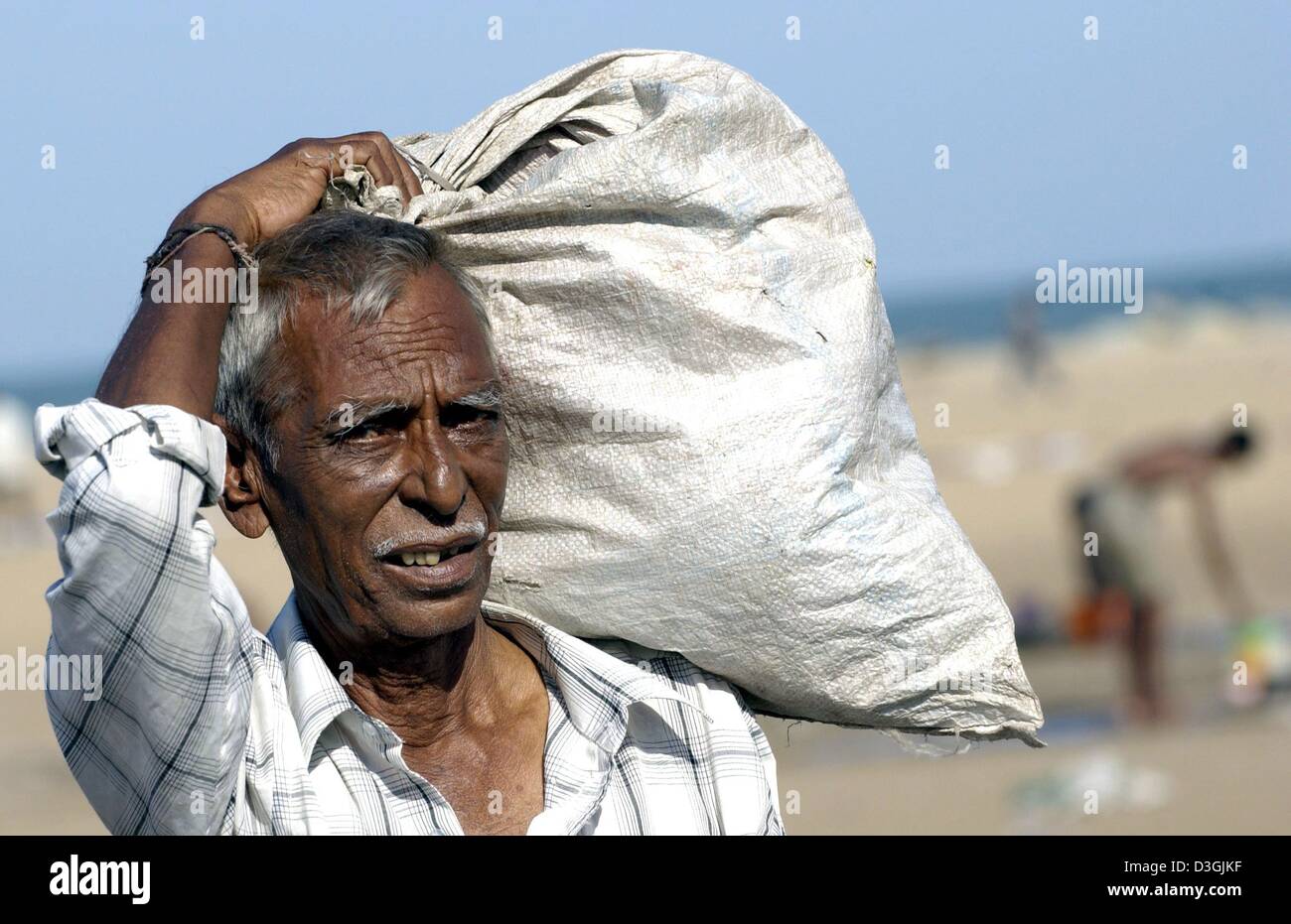 Human interest hum people poverty sack bag duffel_bag beach india hi ...