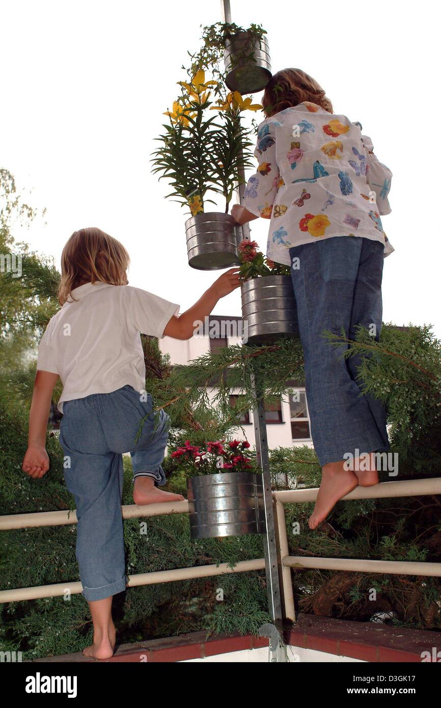 (dpa) - Two kids are climbing onto the railing of a balcony in ...