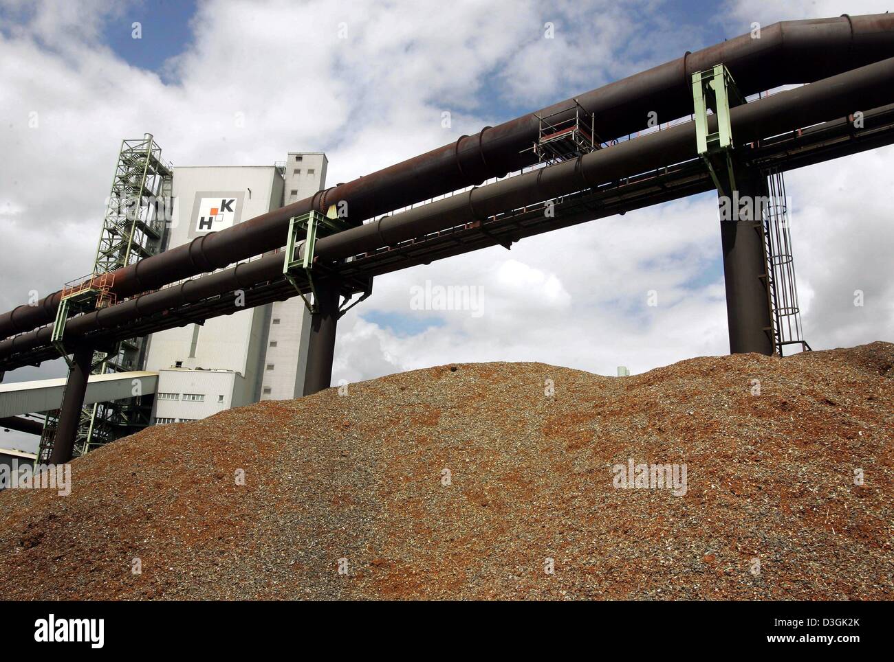 (dpa files) - A view at the copper recycling plant Kayser in Luenen ...