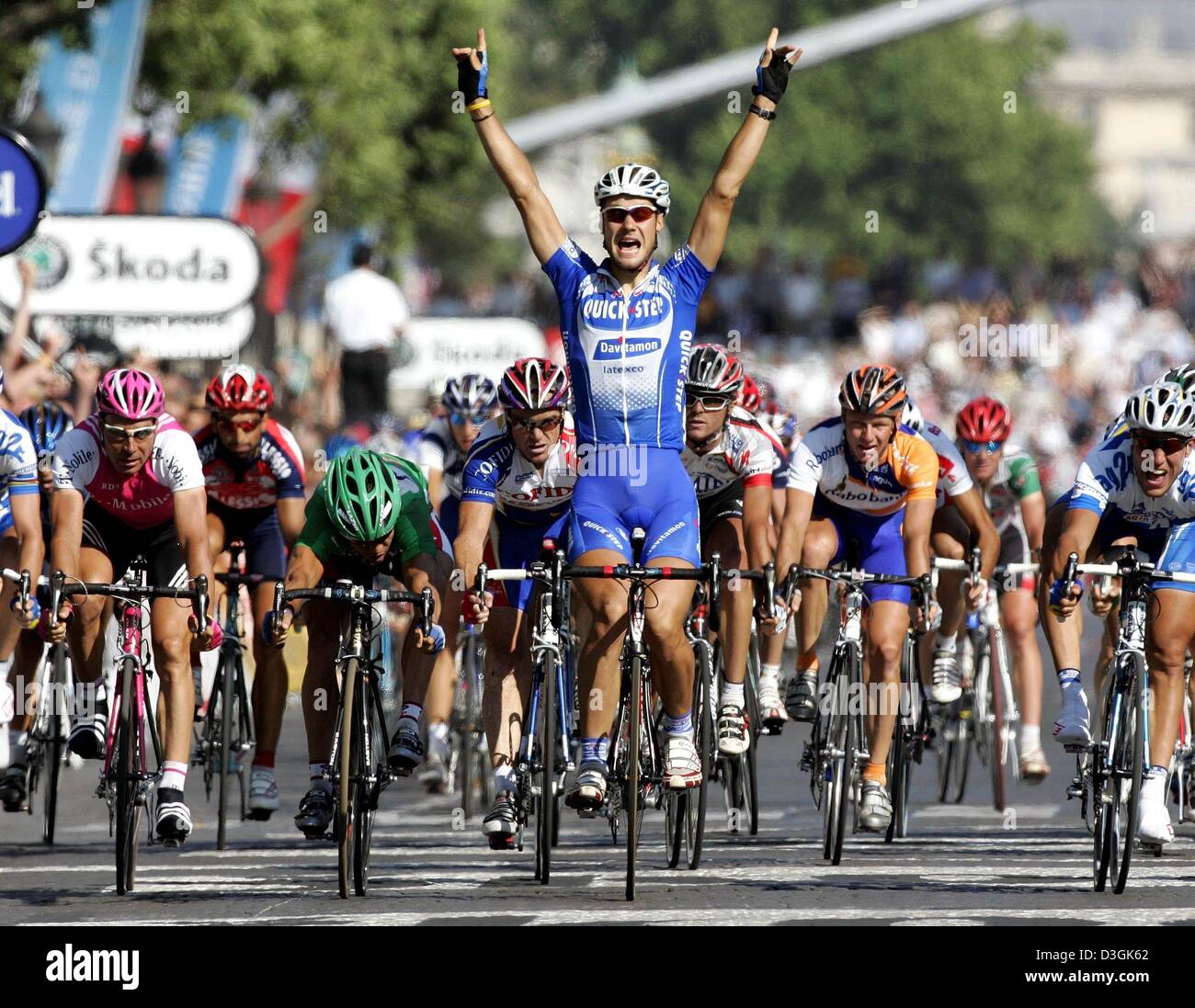 (dpa) - Belgian cyclist Tom Boonen (C) of team Quick Step-Davitamon ...