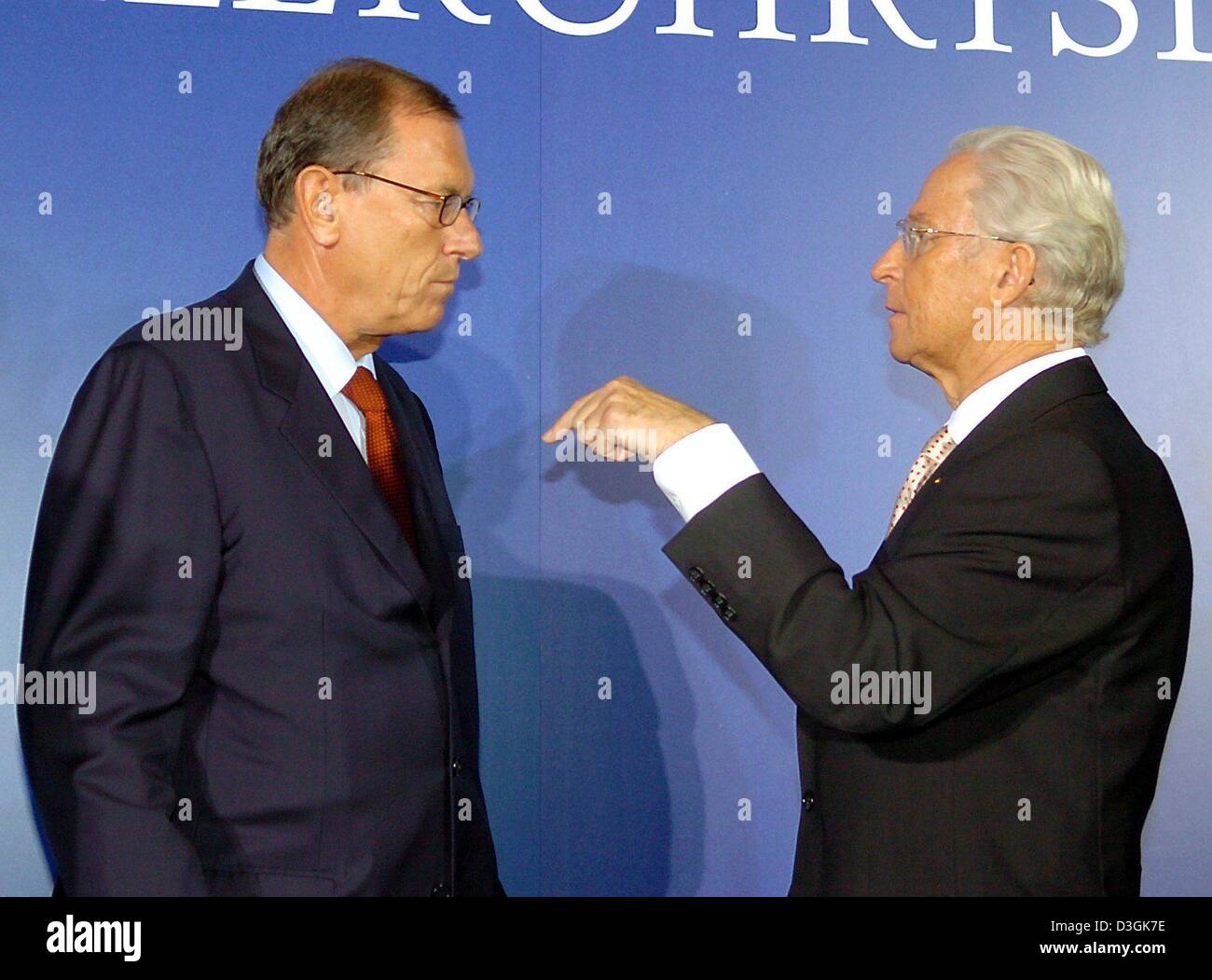 (dpa) - DaimlerChrysler Chief Executive Officer Juergen Schrempp (L ...