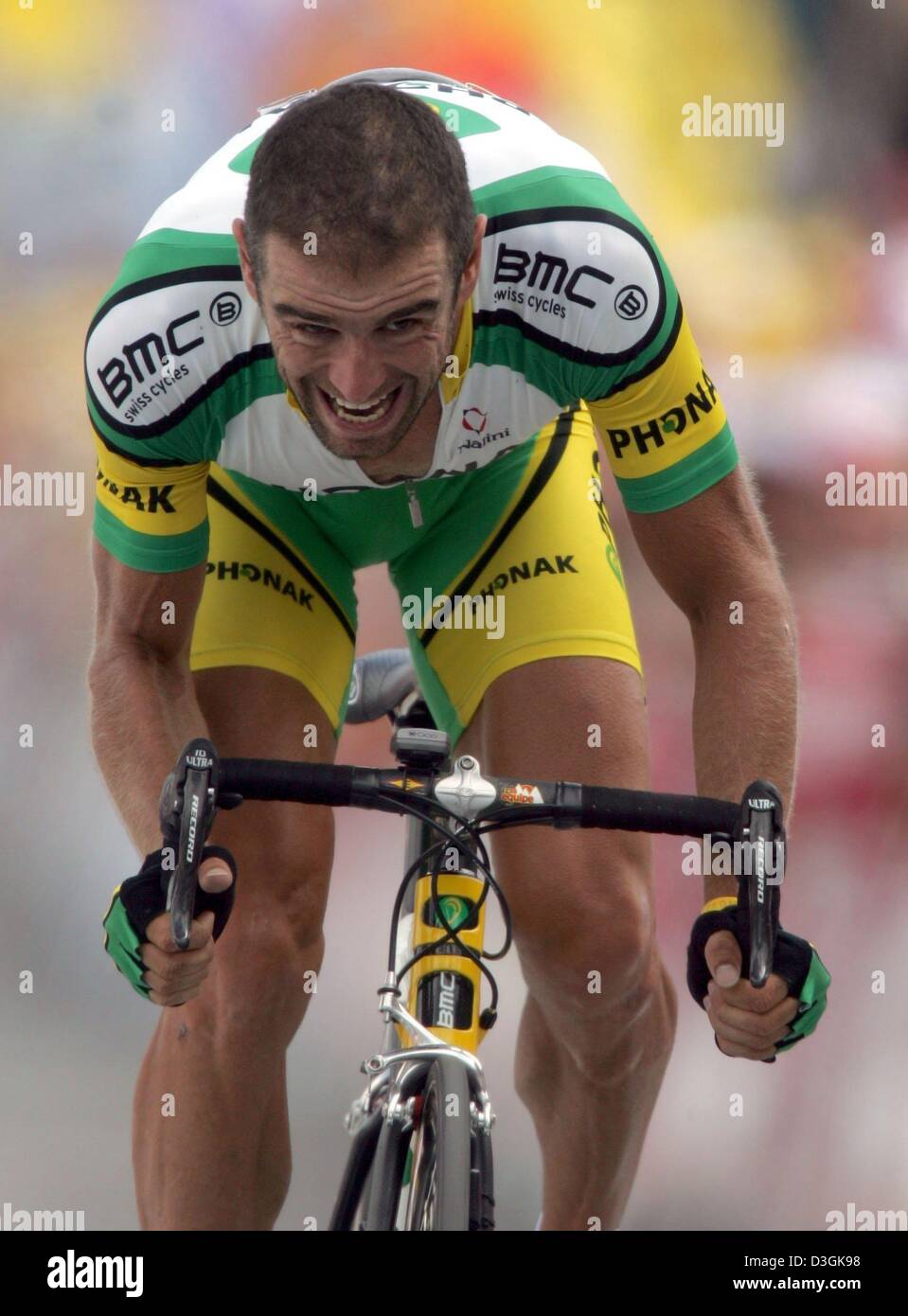 Spanish cyclist Santos Gonzalez of Team Phonak arrives at the finishing ...