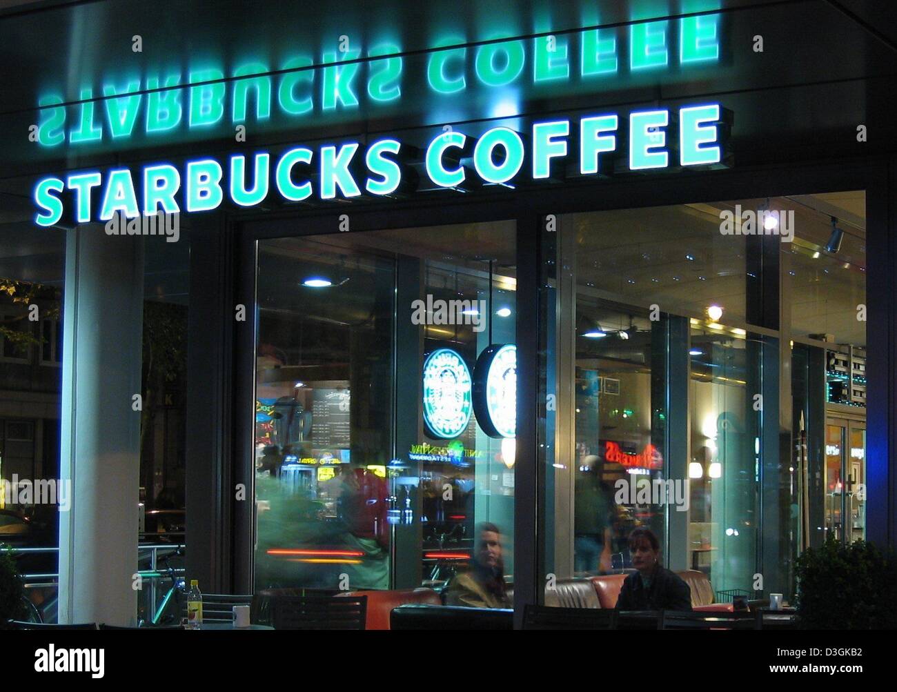 (dpa) - Two customers sit in a branch of the US coffee house chain ...