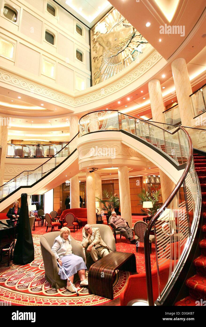 Queen mary 2 interior hi-res stock photography and images - Alamy