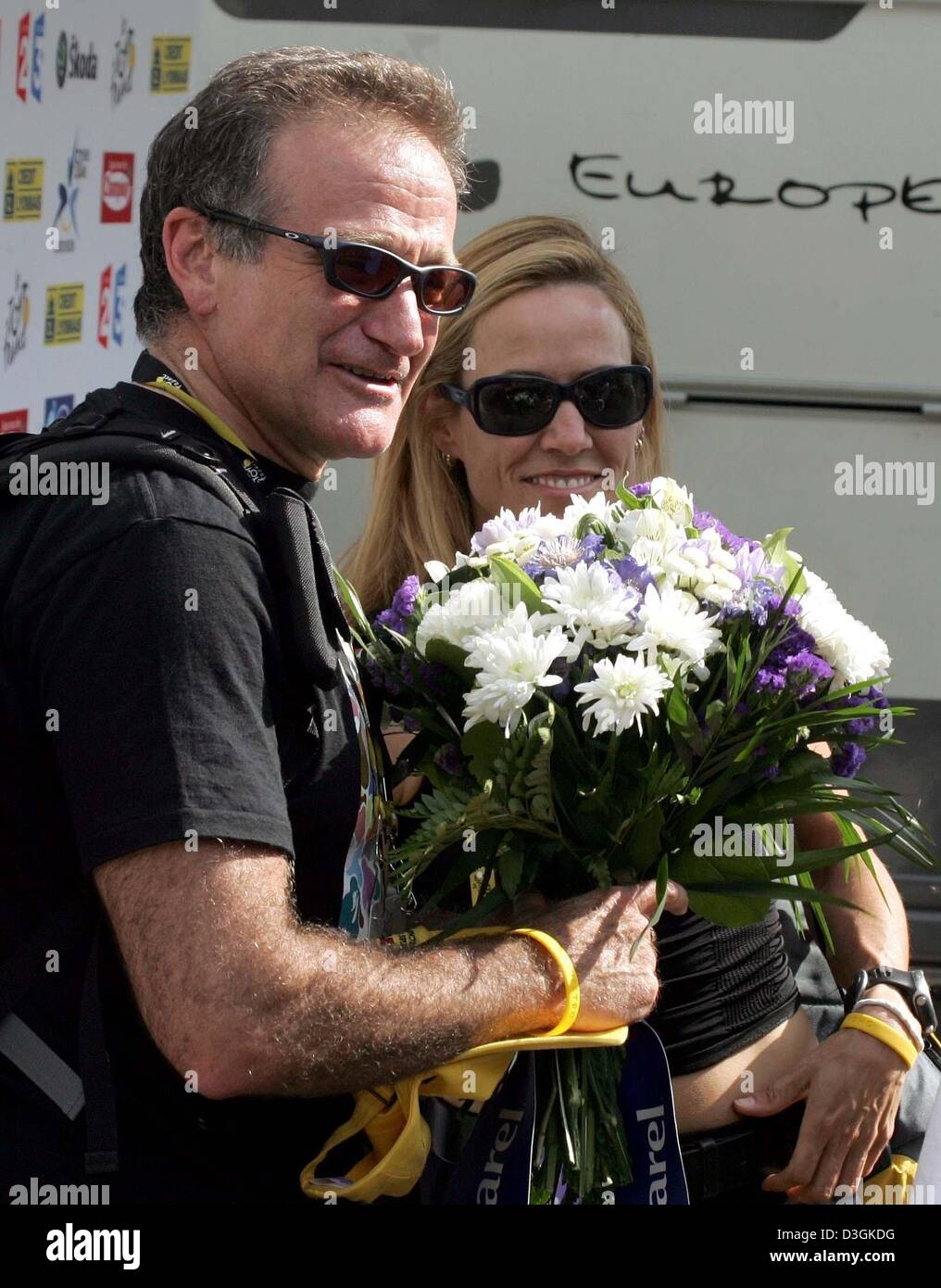 (dpa) - US singer Sheryl Crow (R) holds the flowers her boyfriend, US ...