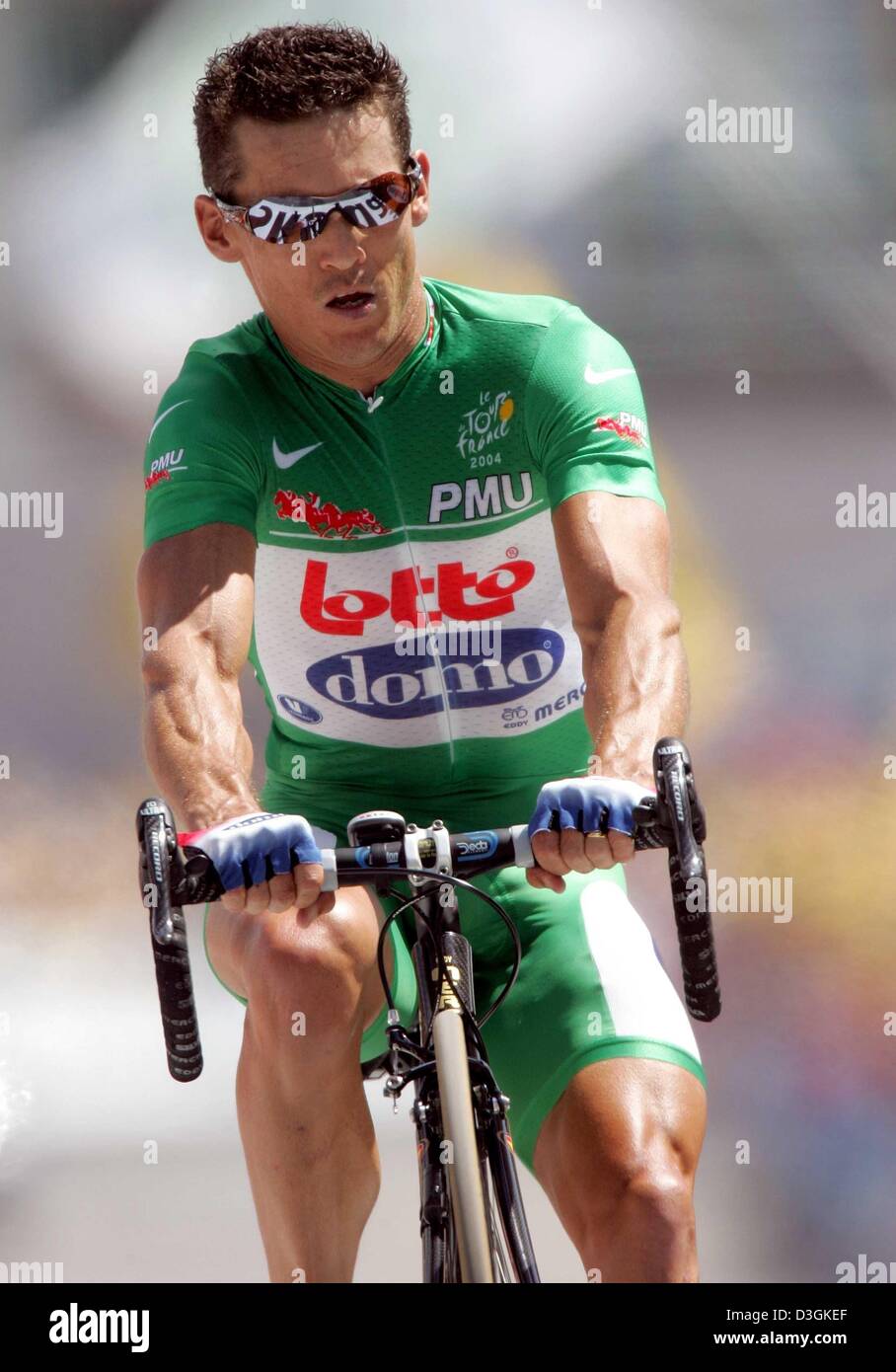 (dpa) - Australian cyclist Robbie McEwen of team Lotto-Domo reaches the ...
