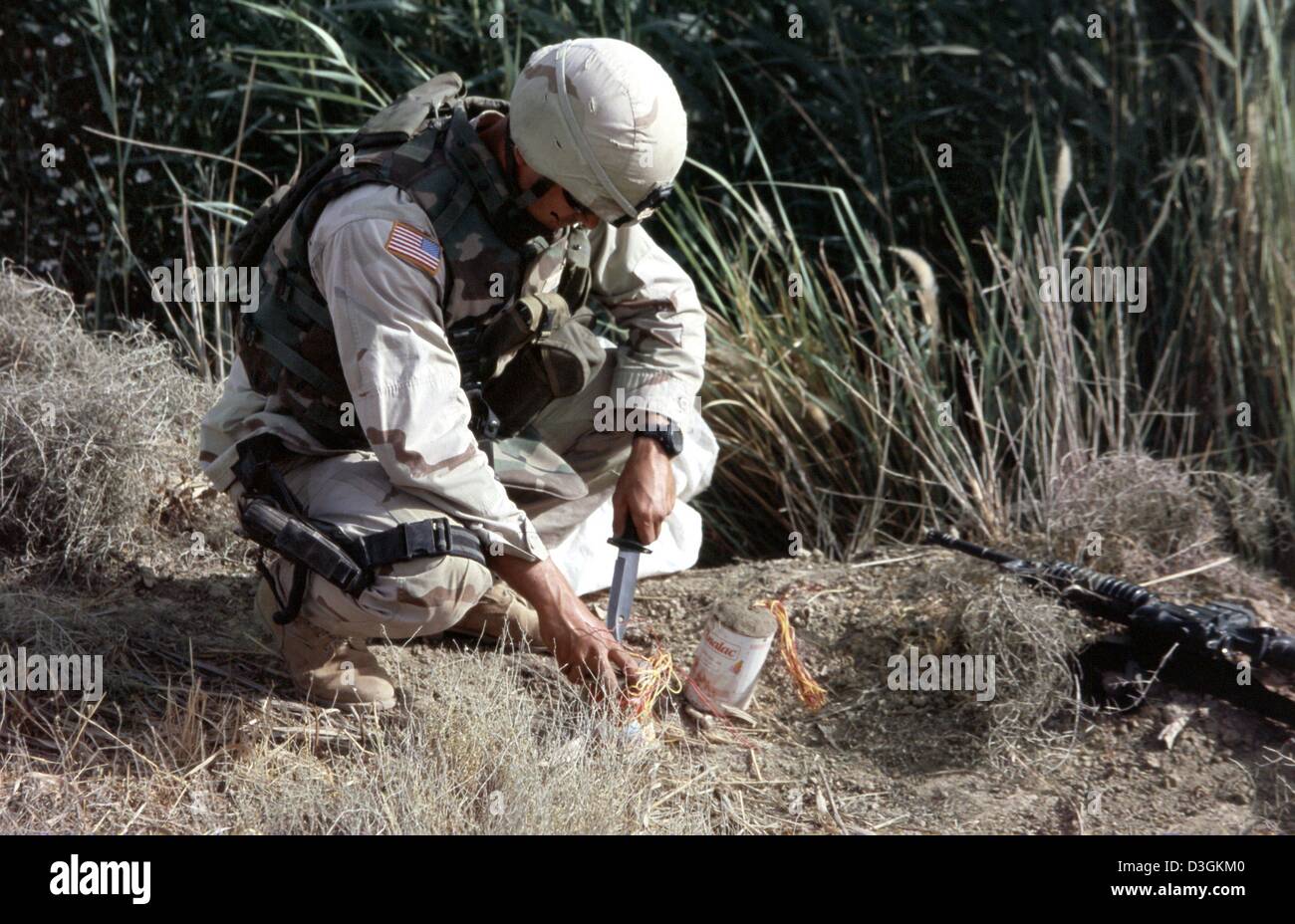(dpa) - A US soldier examines an IED, Improvised Explosive Device, on ...