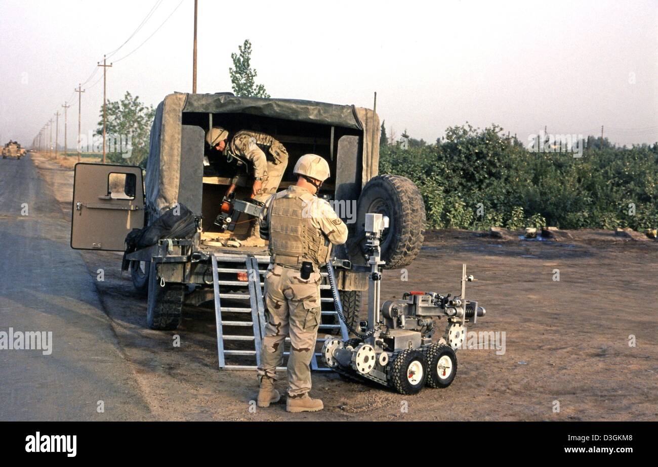 (dpa) - US soldiers of a USAF EOD Team prepare a robot for the ...
