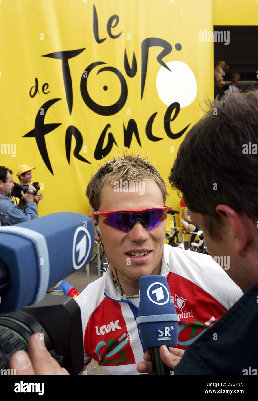 (dpa) - Norwegian cyclist Thor Hushovd of team Credit Agricole gives ...