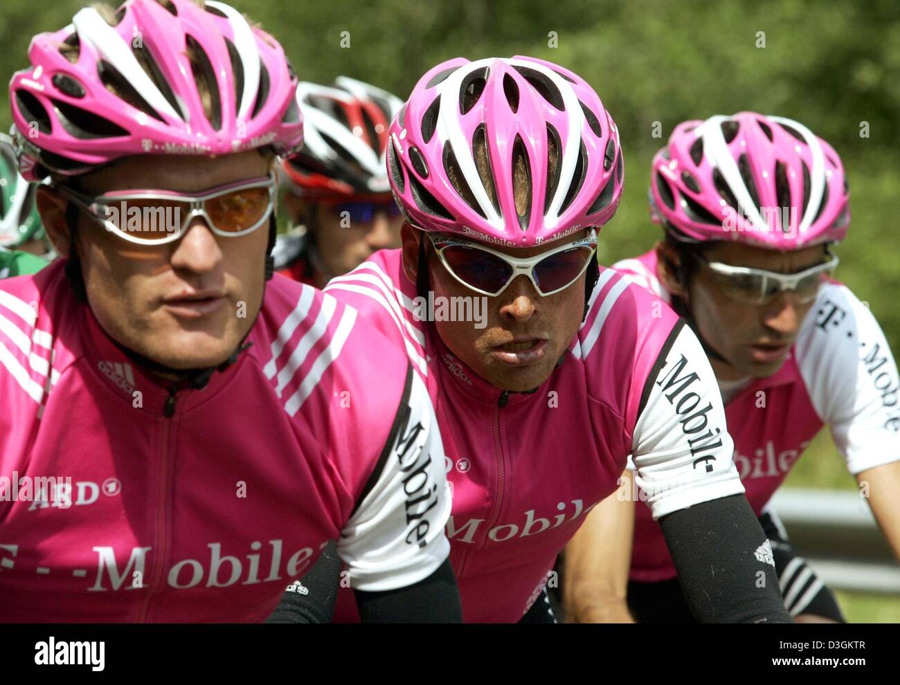 (dpa) - German cyclist Jan Ullrich (C) of team T-Mobile cycles amidst ...