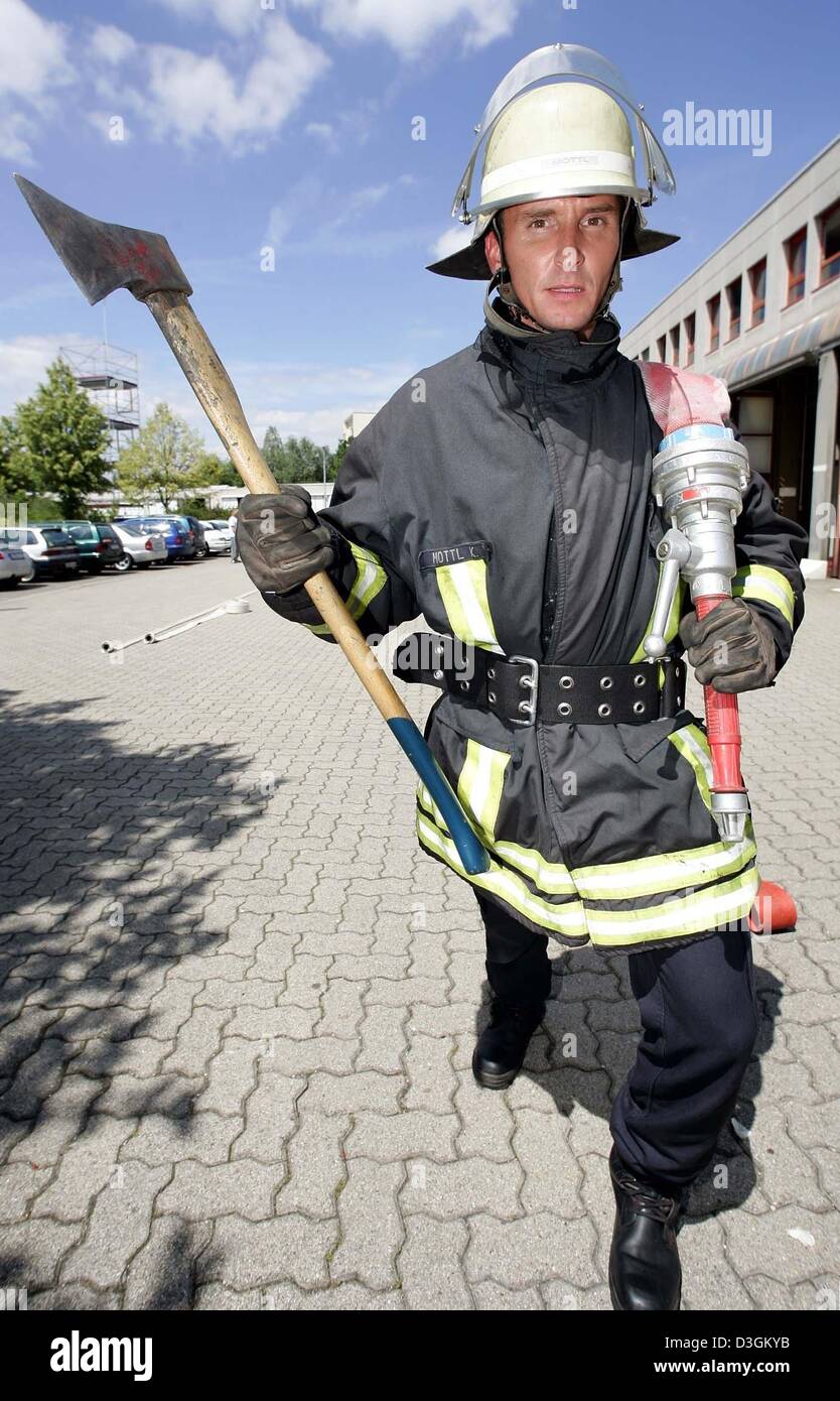 Deu exterior posing hi-res stock photography and images - Alamy