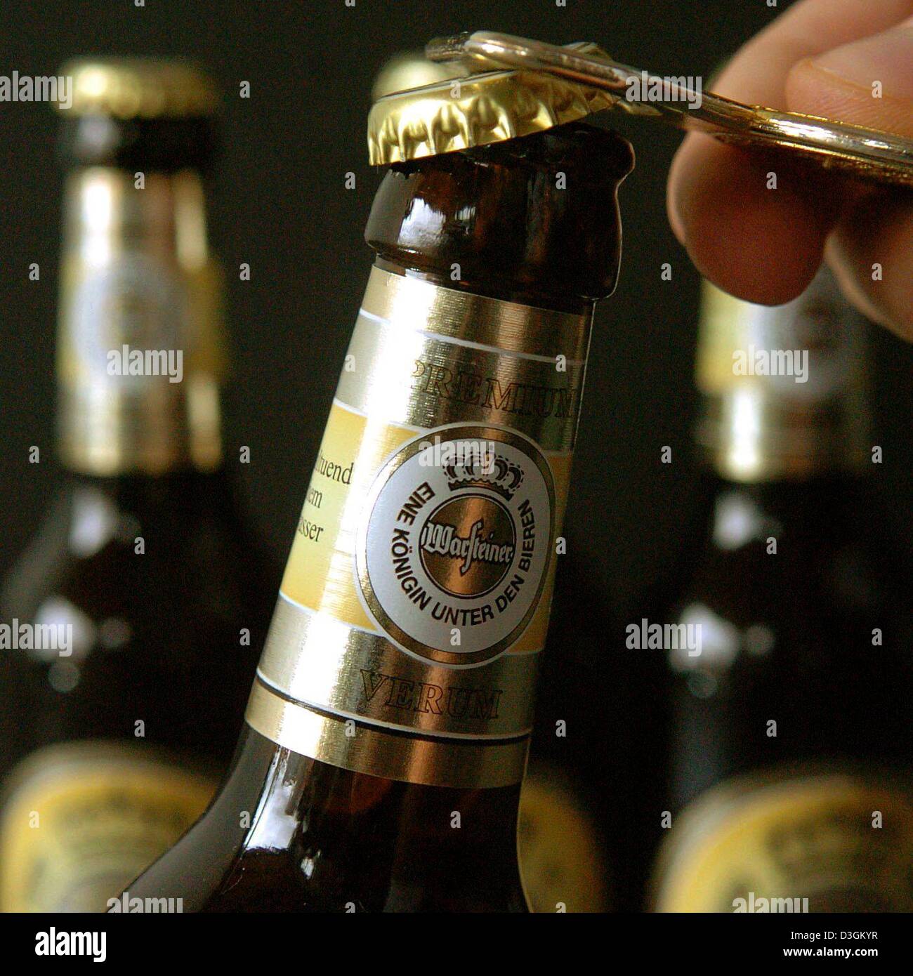 (dpa) - A hand opens a bottle of Warstein beer in Warstein, Germany, 9 ...