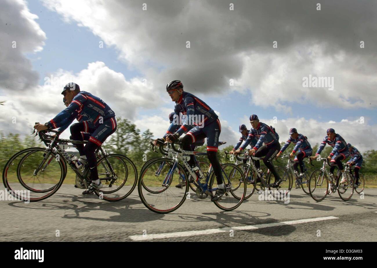 (dpa) - The cyclists of team US Postal practice in regular traffic ...