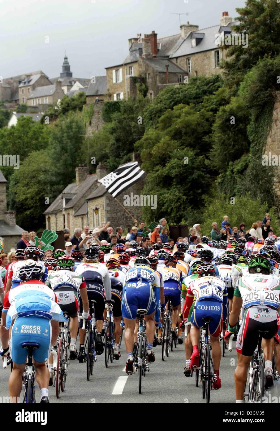 (dpa) - The field of cyclists ride pass a crowd of spectators and fans ...