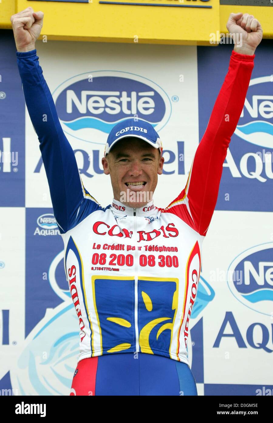 (dpa) - Australian cyclist Stuart O'Grady of Team Cofidis cheers and ...