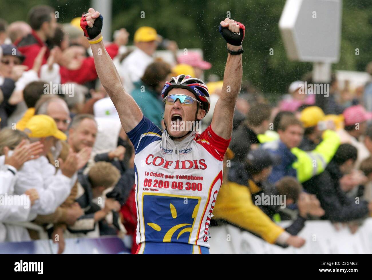 (dpa) - Australian cyclist Stuart O'Grady (C) of Team Cofidis gestures ...